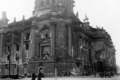 Soviet Officer and Soldier standing in front of the Reichstag - Under ...