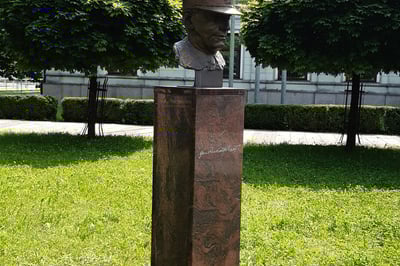 Generál Rudolf Viest - VOJENSKÉ PAMÄTNÍKY - MILITARY MONUMENTS | Mapotic