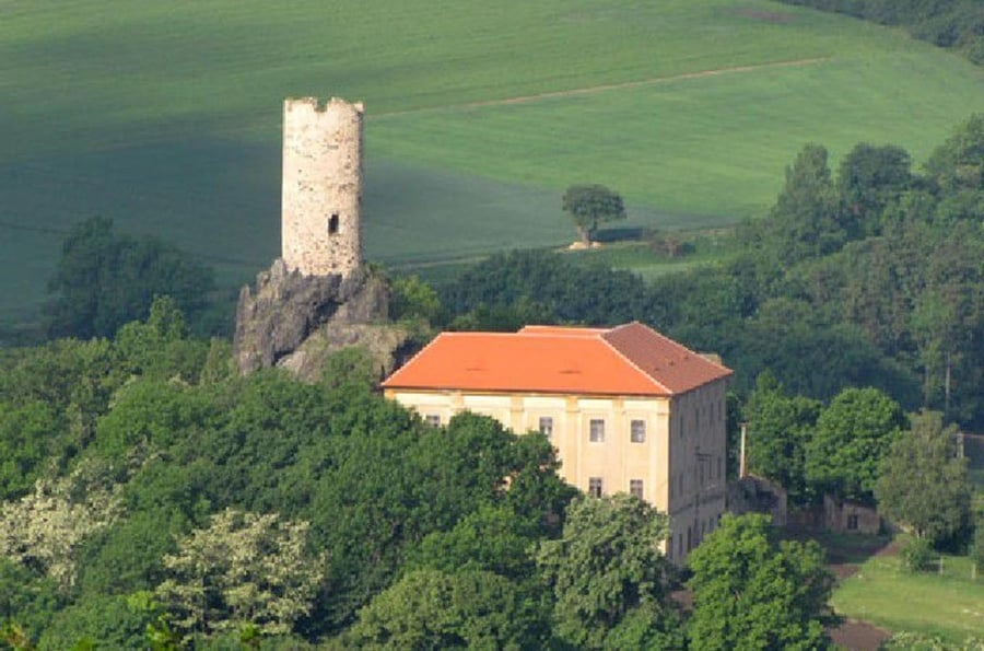 Skalka – zámek a zřícenina hradu v Českém středohoří - Tipy na víkend