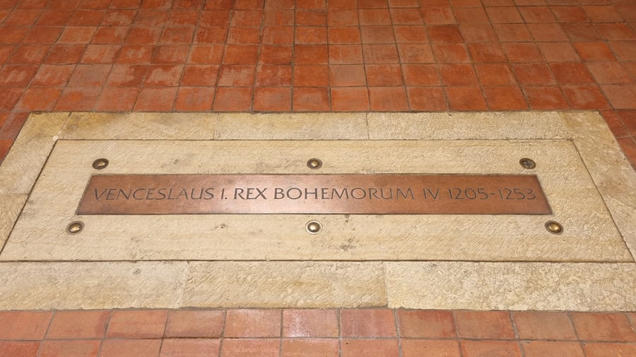 Hrob českého kráľa Václava I. (1205-1253) - VOJENSKÉ PAMÄTNÍKY ...